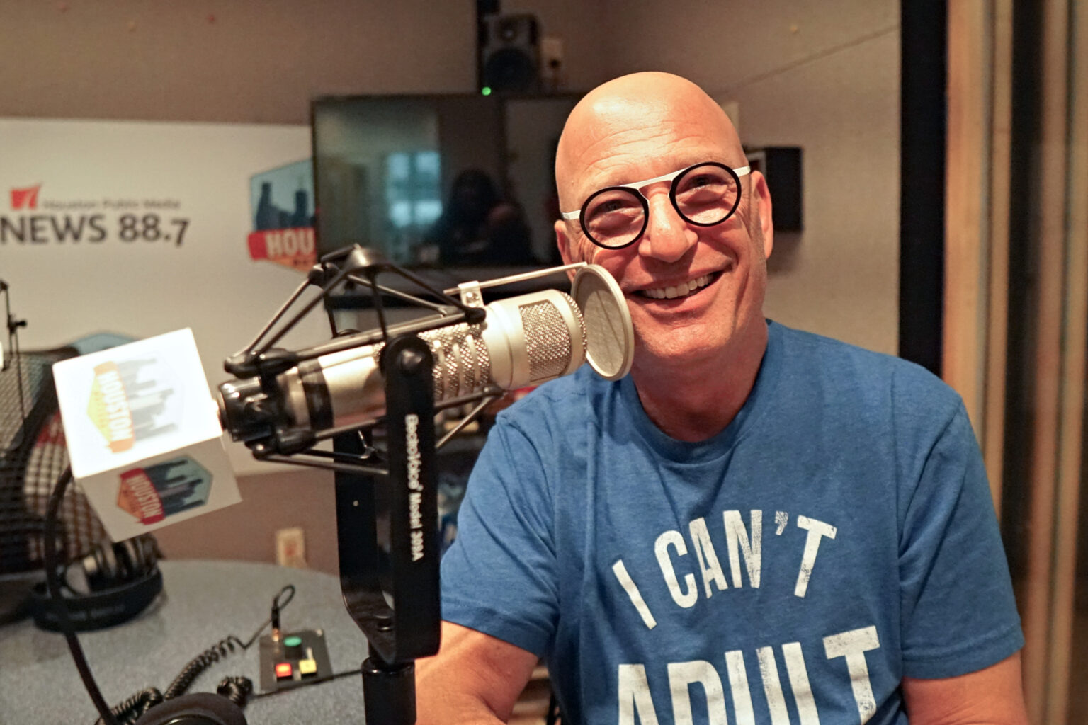Howie Mandel reveals all his secrets on how to stay young. - Imagelien